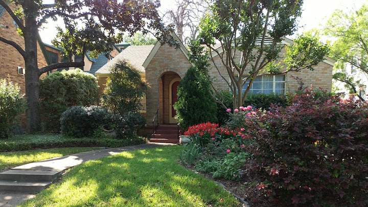 Charming Cottage Close To Downtown - Austin, TX