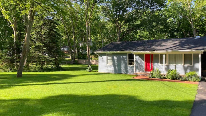 Contemporary House In Quiet Bayside Neighborhood - The Hamptons, NY