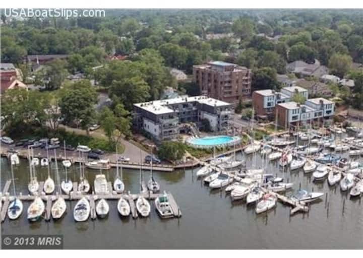 A Waterfront Upscale Annapolis Condo - Annapolis, MD