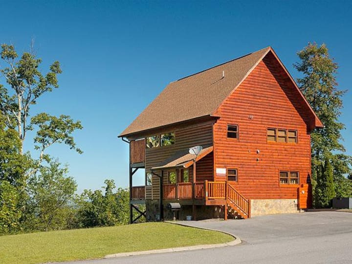 Starry Nights: Beautiful City Lights - Brand New Hot Tub - Luxury Resort Cabin - Pigeon Forge, TN
