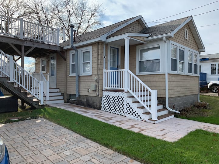 2 Bedroom Cape Cod Cottage Walkable To Beach - Wareham, MA