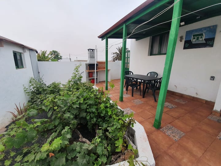 Casa A. Reyes, Muñique A La Sombra De Famara. - Lanzarote