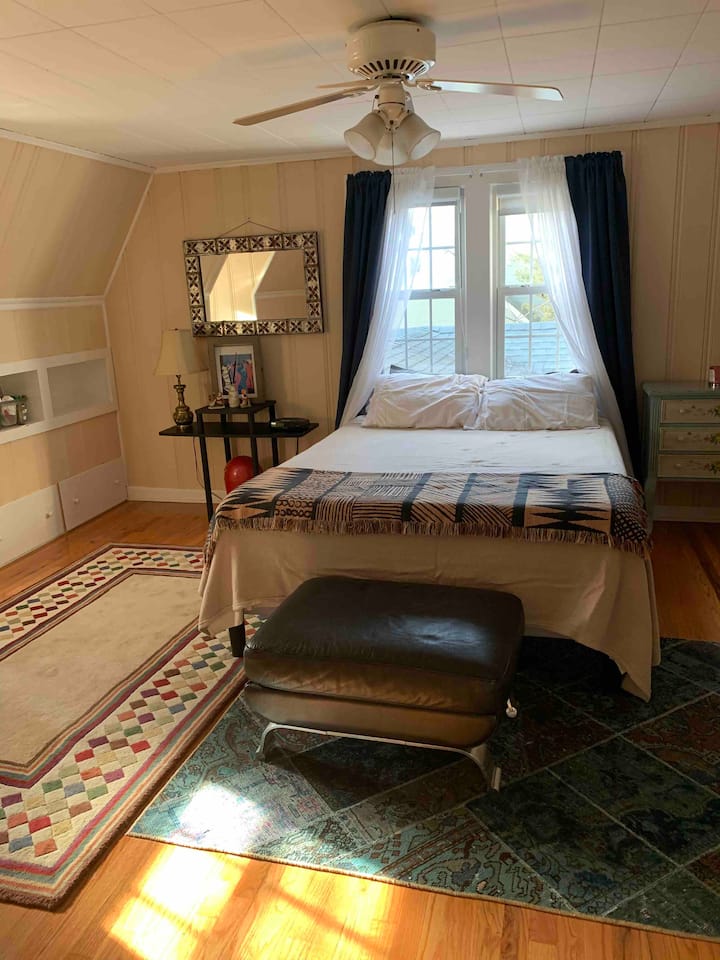 Cheerful Private Bedroom In Residential Home - Livingston, NJ