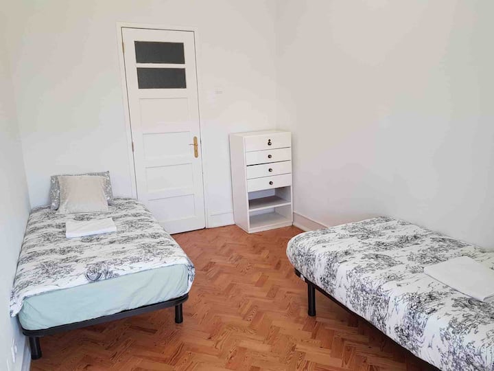 Rainbow Guest House ( Twin Room With Garden View) - Lisbon