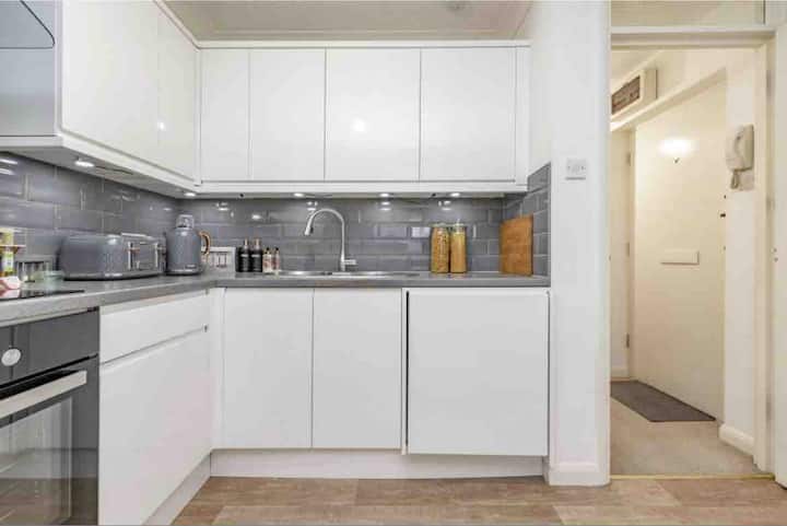 Cozy Flat To Rent In Redhill - Redhill
