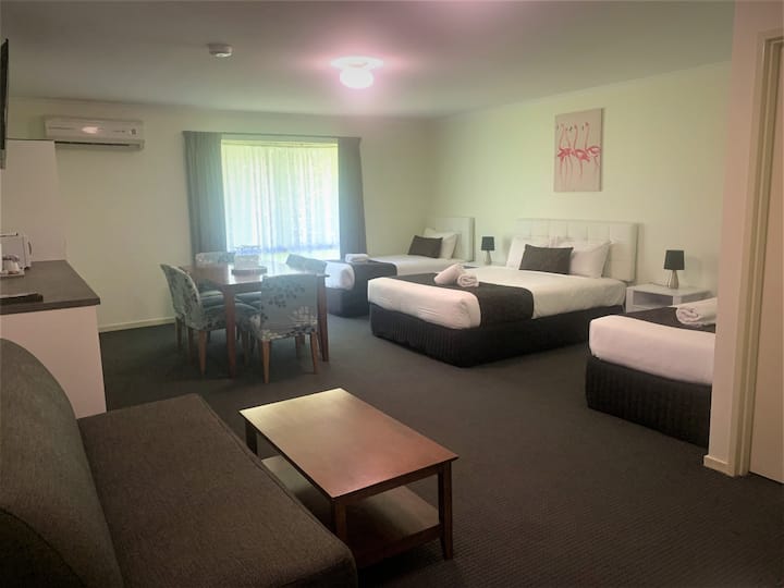Family Of 7 - Advance Motel Wangaratta - Glenrowan