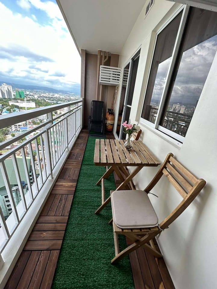 Infina 2-br W/ Balcony Condo + Netflix - Quezon City