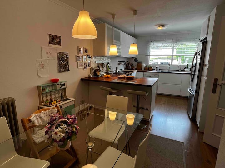 1 Habitacion Y Salón Con Tv En Adosado. - Elda