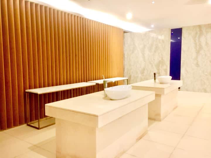 R&f Luxurious Mall Seaview Condo - Smart Tv - Woodlands