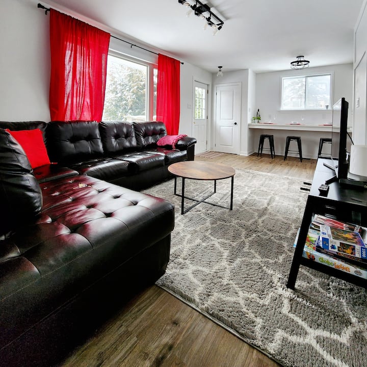 A Modern 3 Bedroom Home With Free Parking & Wifi - Orangeville