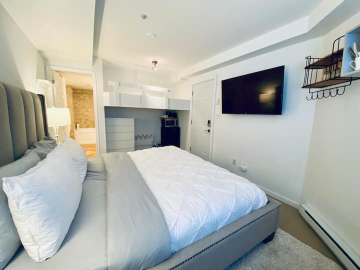 Lovely One Bedroom Rental Unit With Hot Tub - Whistler