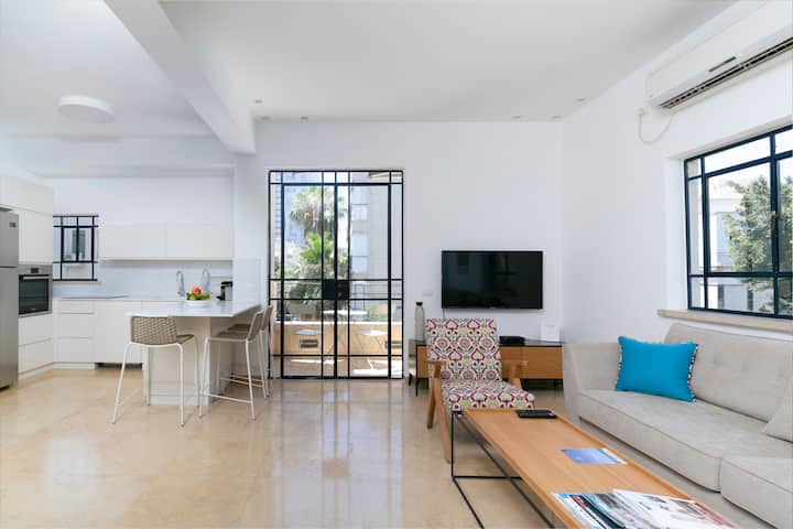 Spacious & Bright 2.5br – Walk To The Beach! - Tel-Aviv