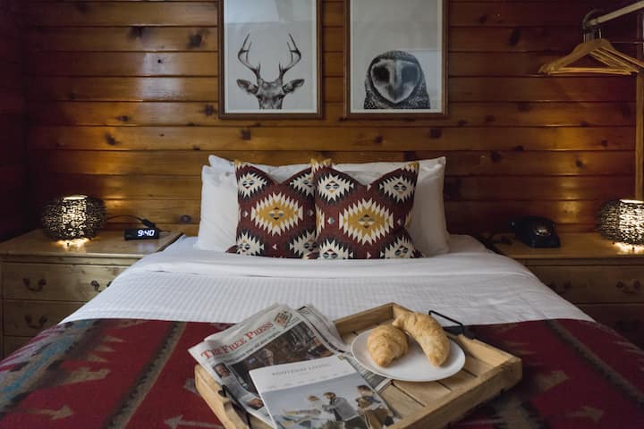 One Bedroom Rustic Suite Not Dog Friendly - Fernie