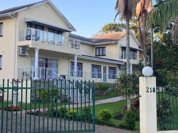 Casa Del Mar:a Lush Garden Home Close To The Beach - Port Edward