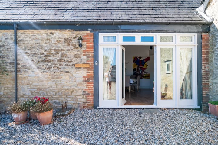 The Loft, A Spacious Cotswold Barn For 2 People - Lechlade