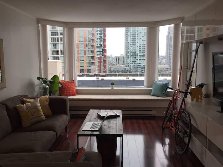 Hip And Cool Apartment In Downtown Vancouver - Vancouver