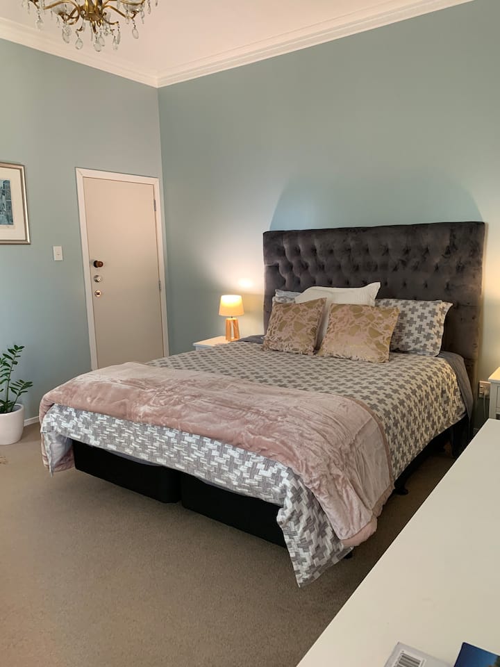 King-sized Room, Covered Carpark And Ensuite - Cambridge