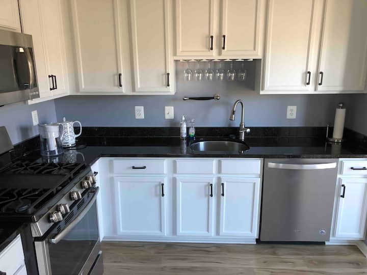 Spacious & Newly Renovated 2bed 2bath Reston Condo - Reston, VA