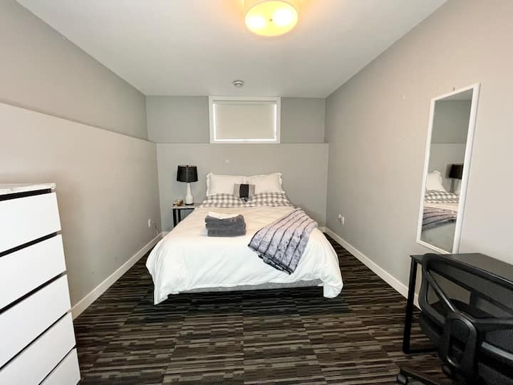 Spacious 1br With Self Check-in And Privacy Lock - Thunder Bay