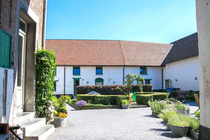 Logeer In Een Vierkantshoeve Op 9km Van Maastricht - Tongeren