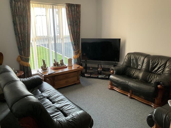 King Size Ensuite Bedroom By Ulster Uni & Coast - Portrush