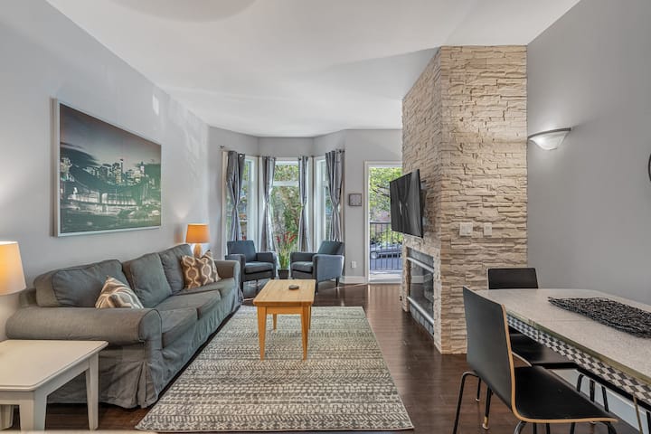 Central Beltline Townhouse With Free Parking! - Calgary