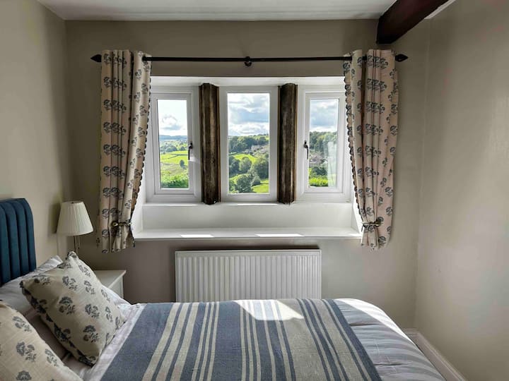 Hill Cottage:
Dog Friendly | Great Views & Parking - Holmfirth