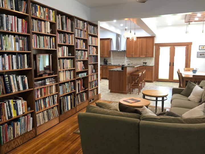 Comfy Room W/ Private Bath Near Campus - Iowa City, IA