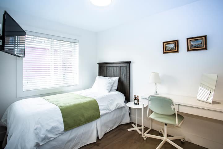 Sunrise Laneway House-room #2-female Only - Vancouver