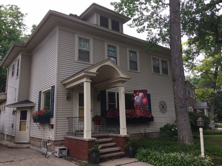 Comfy 4+ Bedroom House Near Downtown Appleton, Wi - Appleton, WI