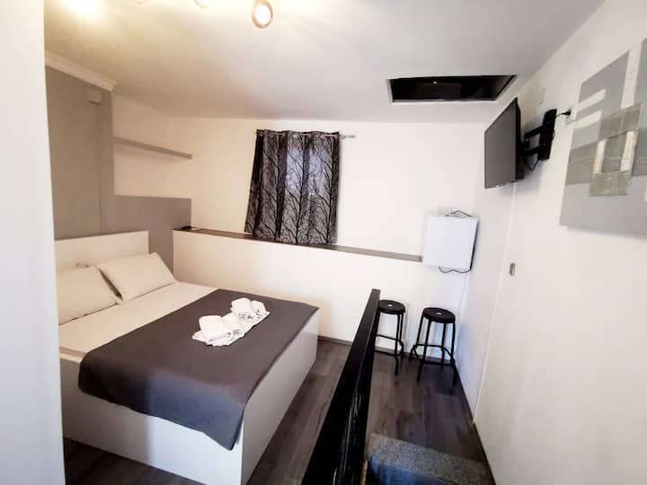 Room Pama In The Center Split - Split