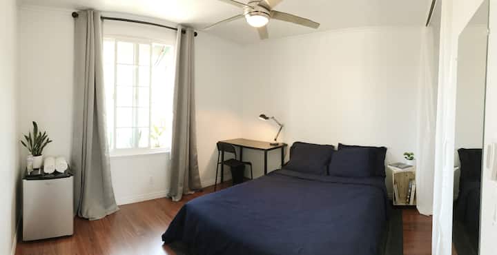 South Coast Metro: Modern, Clean & Cozy Room - Costa Mesa, CA