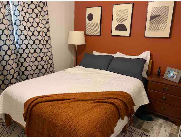 3 Br Hendersonville Cottage Conveniently Located! - Hendersonville, NC