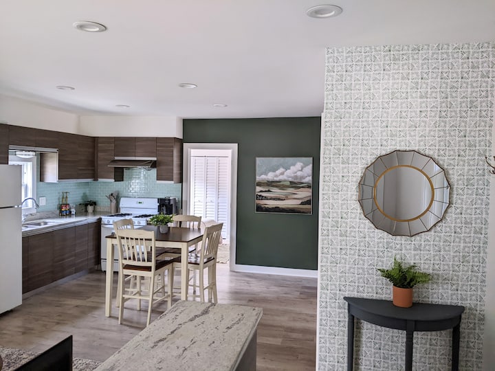 Cozy, Quiet, Riverwalk Sanctuary - Cicero, IL