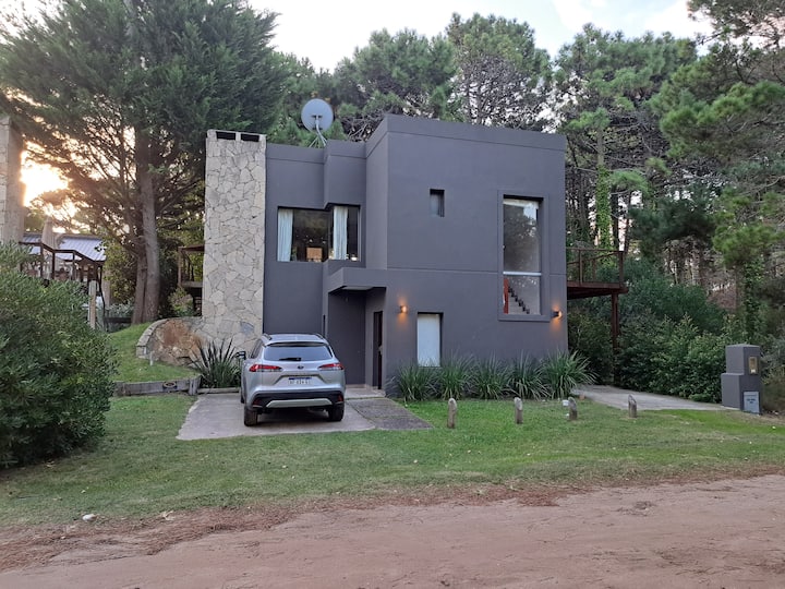 Cómoda Casa En Una Zona De Bosque Y Tranquila. Completa, Con Linda Vistas, Segura Y Confortable. Parrilla En Deck Exterior, Amplio Estar, Baños Y Dormitorios Muy Espaciosos - Pinamar