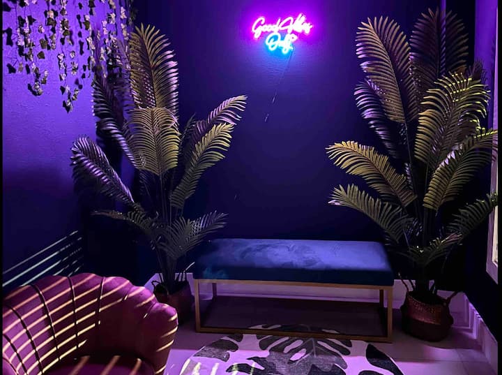 Miami Vibes: Hot Tub Retreat In Design District! - Miami Lakes, FL