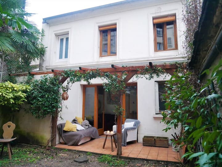 Rare Villa Avec Jardin Privatif Au Centre De Paris - Paris