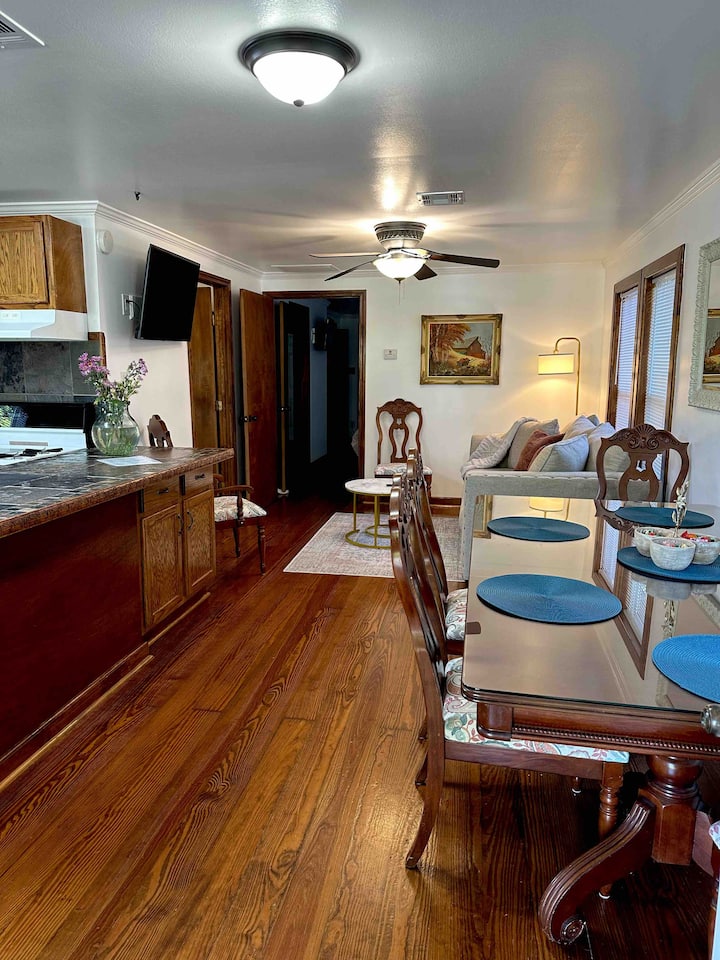 Spacious & Clean! Saint Street King Cottage House - Lafayette, LA