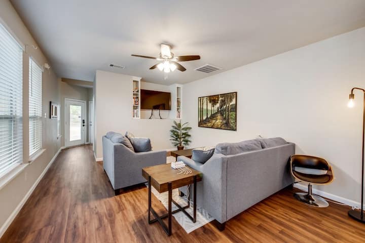 Spacious & Comfortable 3 Bedroom Home With Garage - Fort Worth