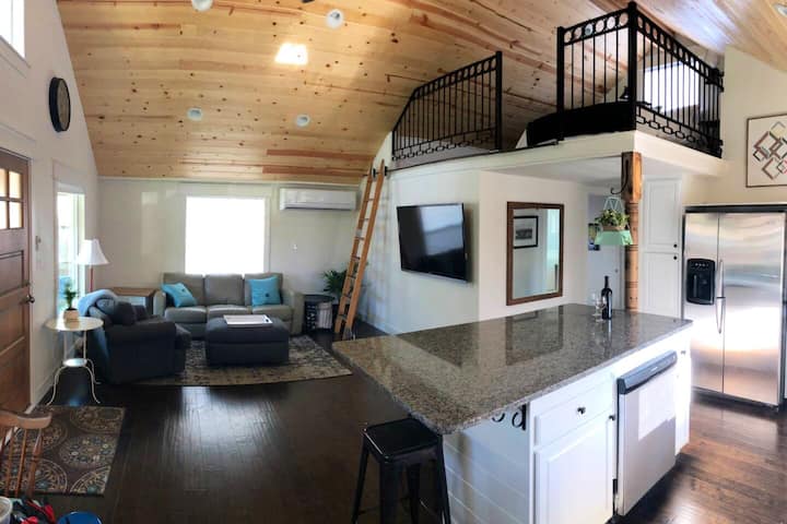 Charming Cottage, Walk To Downtown! - Grants Pass, OR