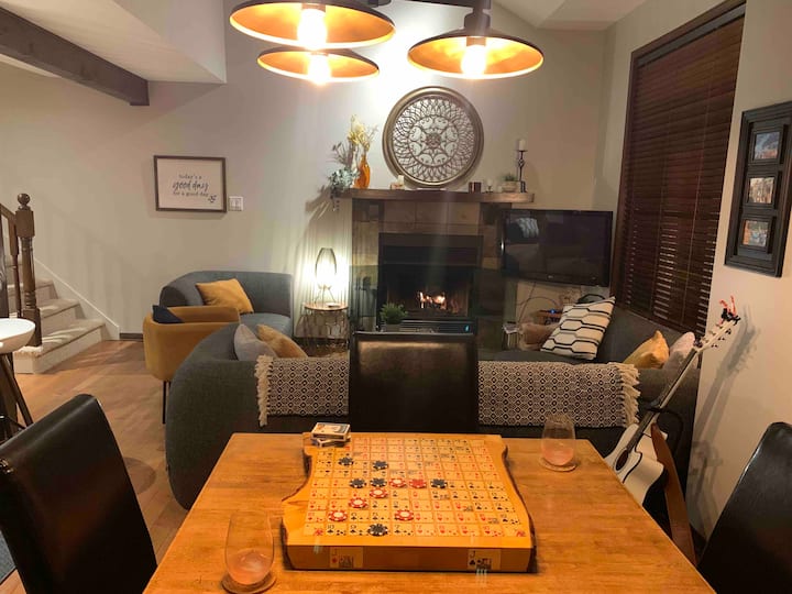3 Bedroom, 2 Bathrooms Beautiful House Sleeps 7 - Mont-Tremblant