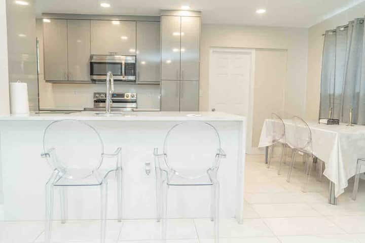 *New* 5 Bed Near Stadium Beaches Aventura & More - Sunny Isles Beach, FL