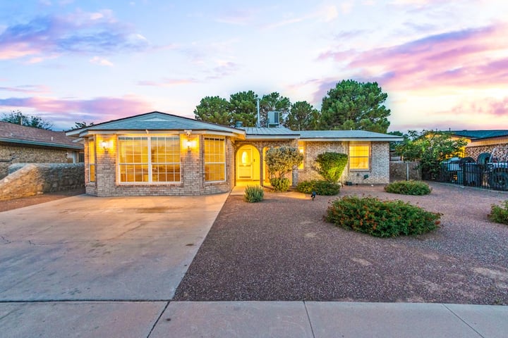 Relax In This Clean Desert Pines 3 Bedroom Home - El Paso, TX