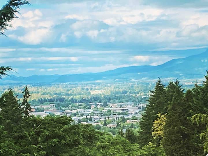 Spacious 3 Bdrm, Theater, Sauna - The Villa Eugene - Eugene, OR