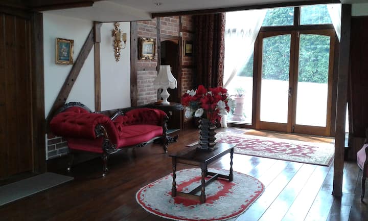 Bed. 2 Double Room With Adjacent Private Bathroom - Worcestershire