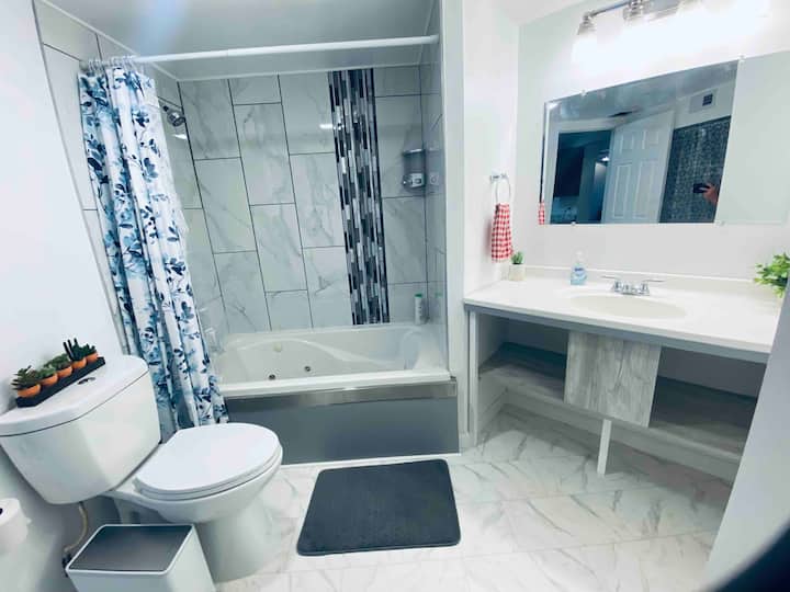 The Hideaway. 2b 1b - Saint Paul, MN