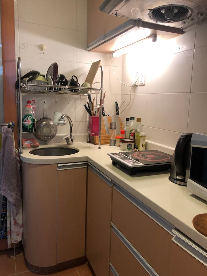 2 Bedr. House +Balcony & Rooftop, 9min Walk To Mtr - Hong Kong