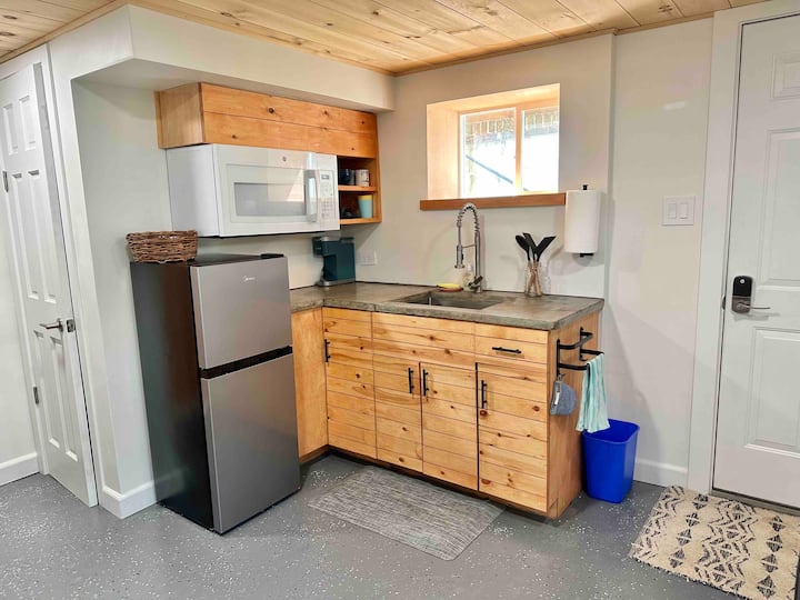 Studio Basement Apartment! 1 Week Minimum. - Charlottesville, VA