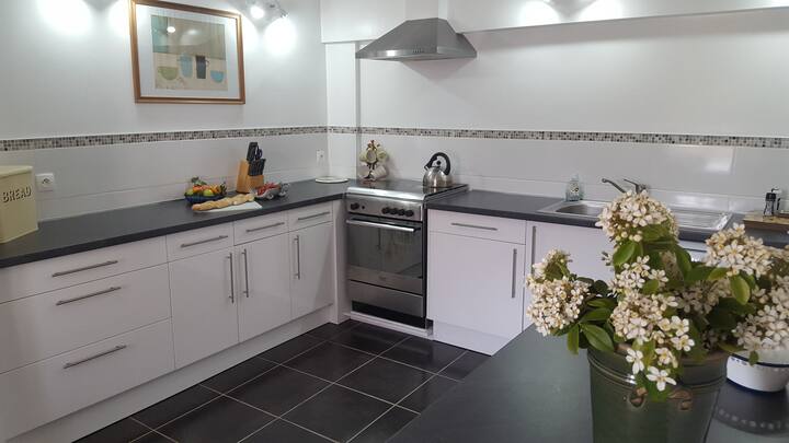Vine Cottage, Heated Shared Pool - Baud