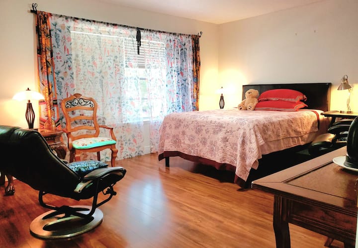 Comfortable Separate Bedroom - Oviedo, FL